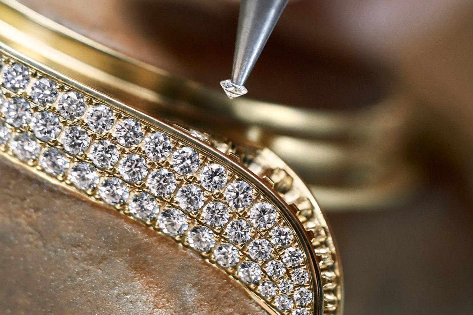Dominando el Arte del Engaste: Técnicas Esenciales en Joyería
